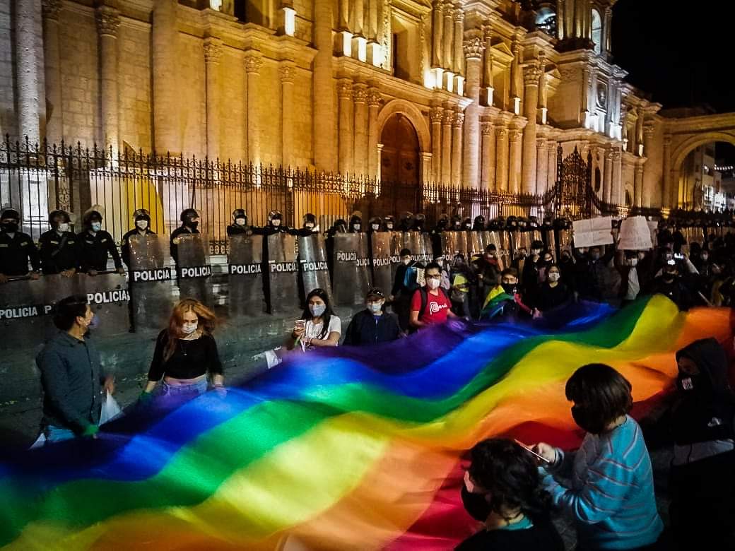 La comunidad LGBT+ de Perú tomó las calles en defensa de la democracia ...